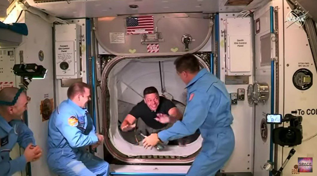 "New era in human spaceflight" celebrated as SpaceX mission docks at ...