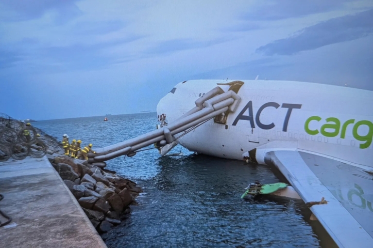 Emirates SkyCargo Boeing 747 crashes into the sea in Hong Kong