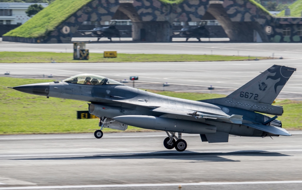 Taiwan grounds F-16s and presses US on aircraft anti-collision software
