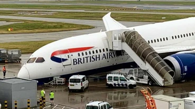 Lufthansa Boeing 787 nose landing gear collapses at Frankfurt Airport